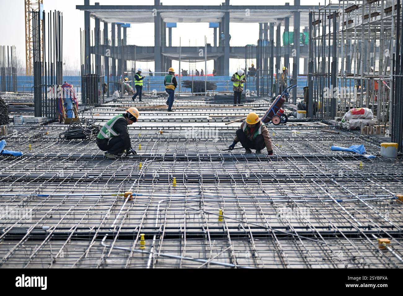 (250228) -- XIONG'AN, Feb. 28, 2025 (Xinhua) -- Staff members of China ...