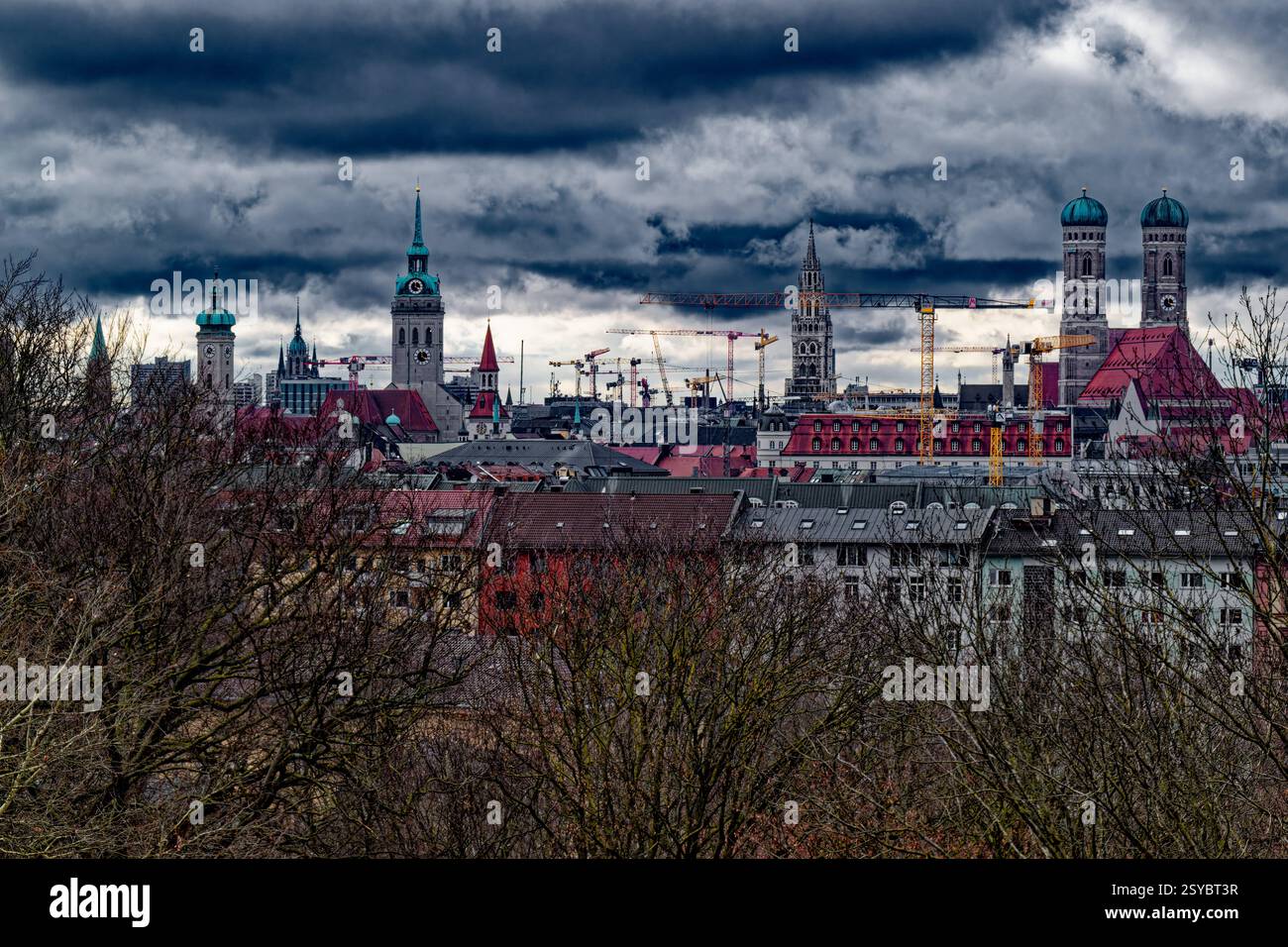 Der Sturm kommt. Über dem Zentrum von München mit dem Neuen Rathaus und der Frauenkirche ziehen ...