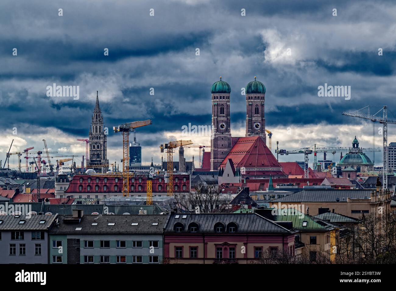 Der Sturm kommt. Über dem Zentrum von München mit dem Neuen Rathaus und der Frauenkirche ziehen ...