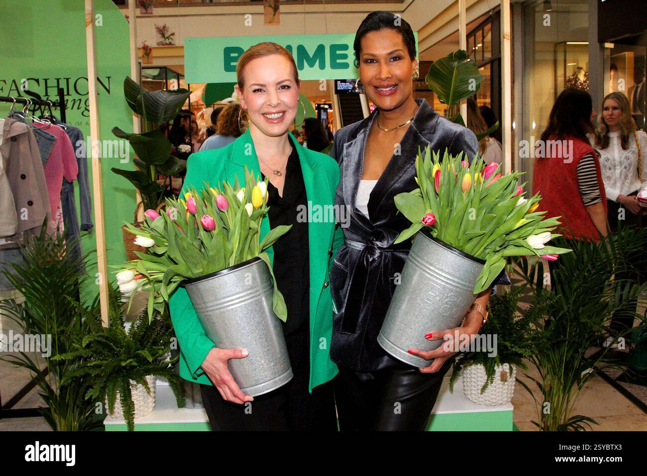 Isabel Edvardsson und Marie Amiere beim Start der Fashion Days im ...