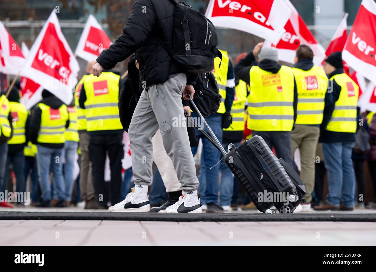 28 February 2025, Bavaria, Munich: Public service employees take part ...
