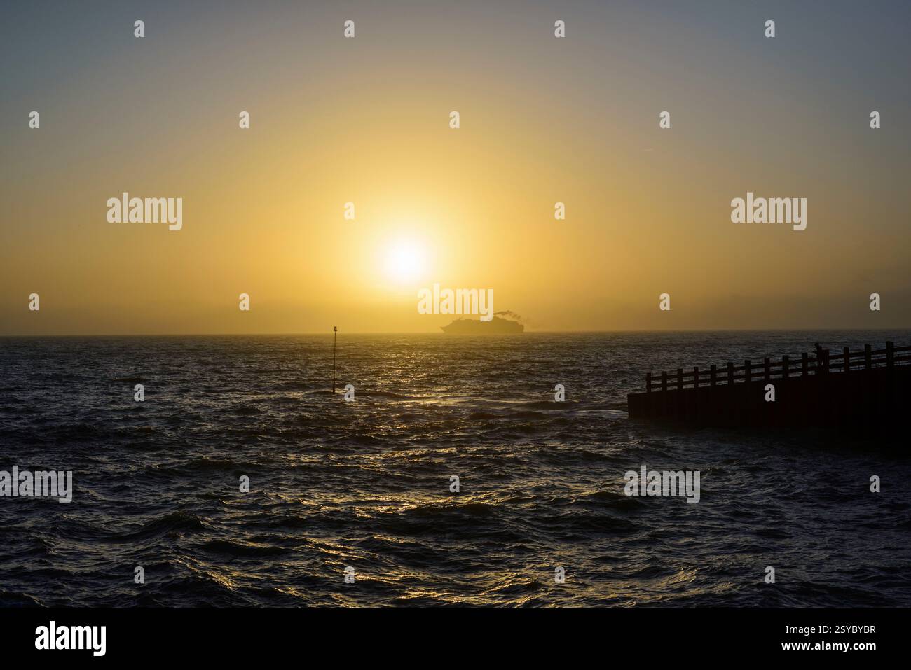 Fog horn shipping hi-res stock photography and images - Alamy