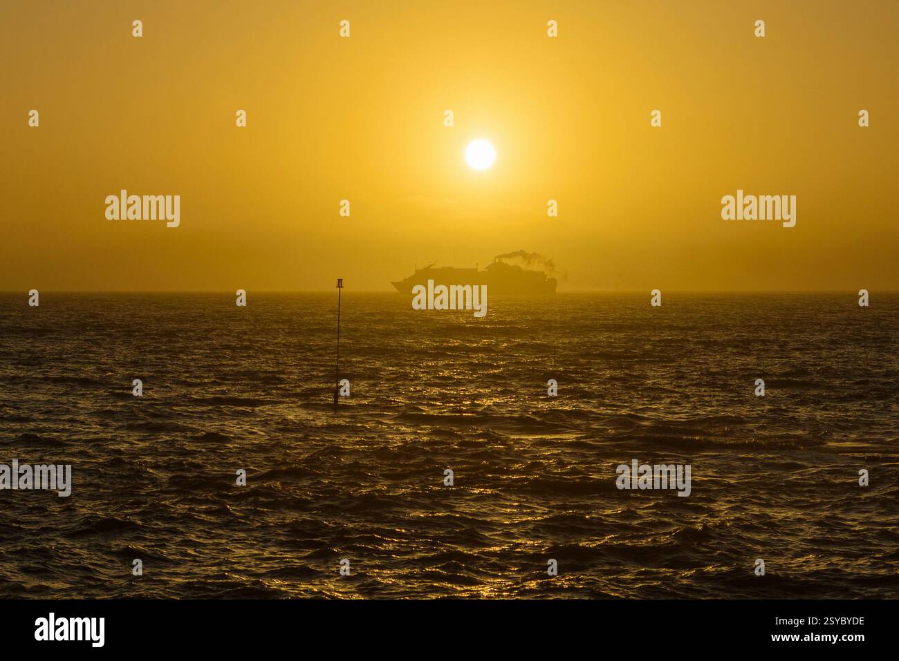 Ship in fog in the English Channel Stock Photo - Alamy