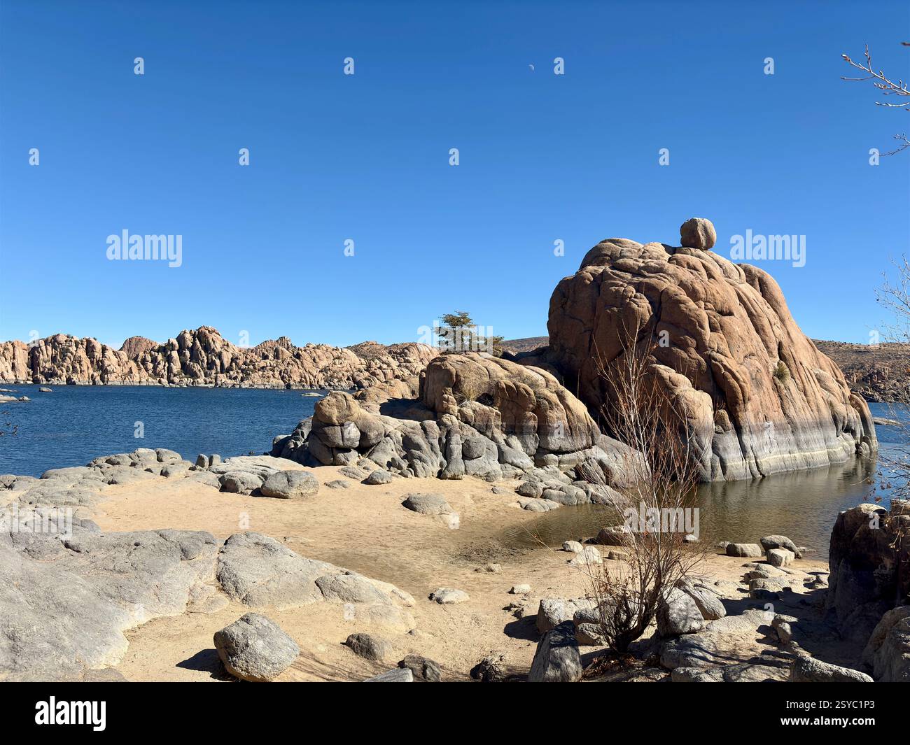 Rock formations along the shoreline of Watson Lake in Prescott, AZ ...