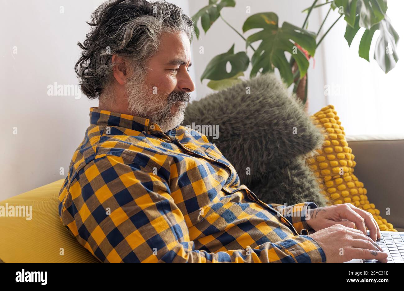 Digital nomad man working on hi-res stock photography and images - Alamy