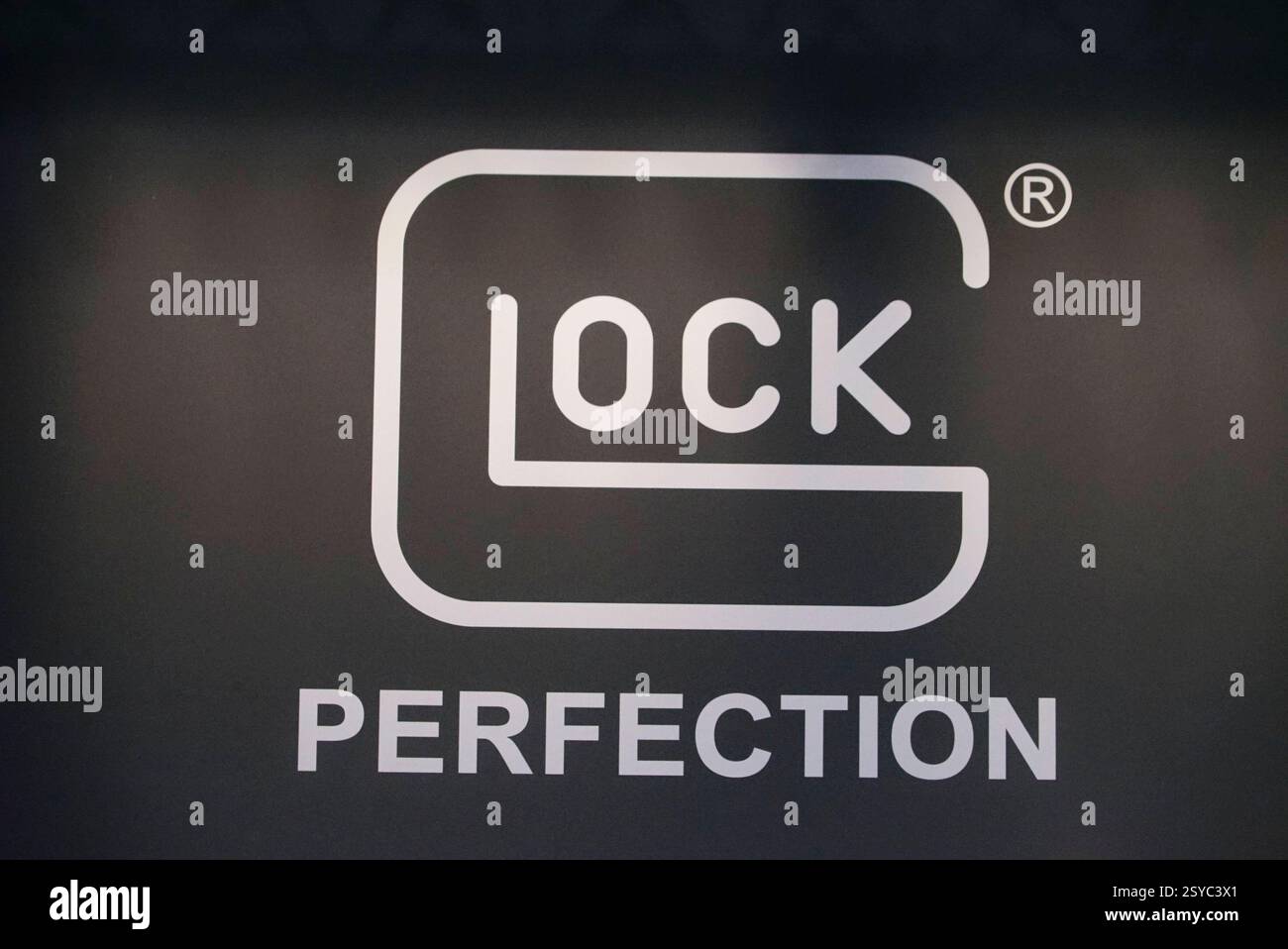 Lock Perfection Logo Austeller praesentiert auf seinem Messestand ...