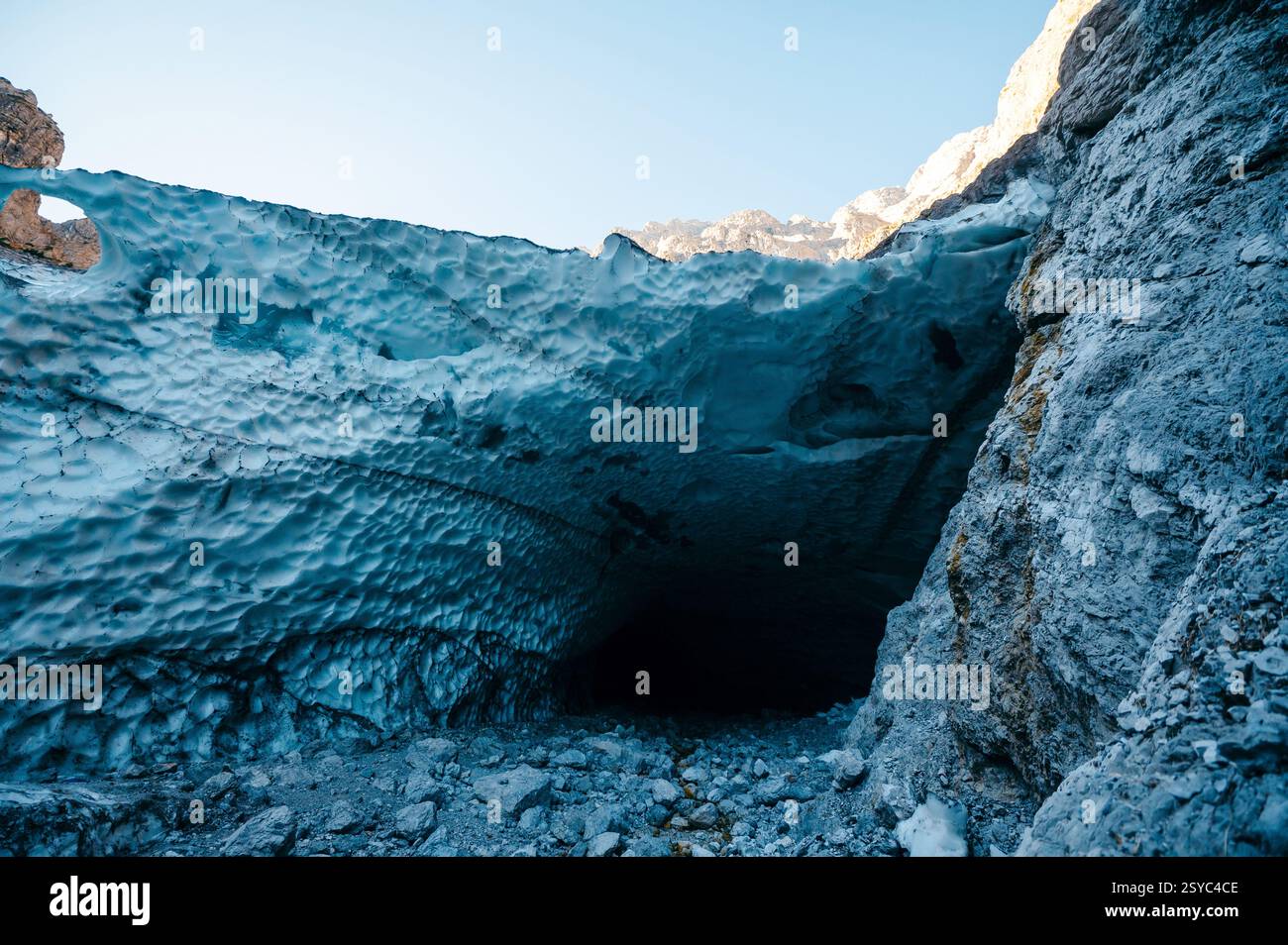 High up cave entrance hi-res stock photography and images - Alamy