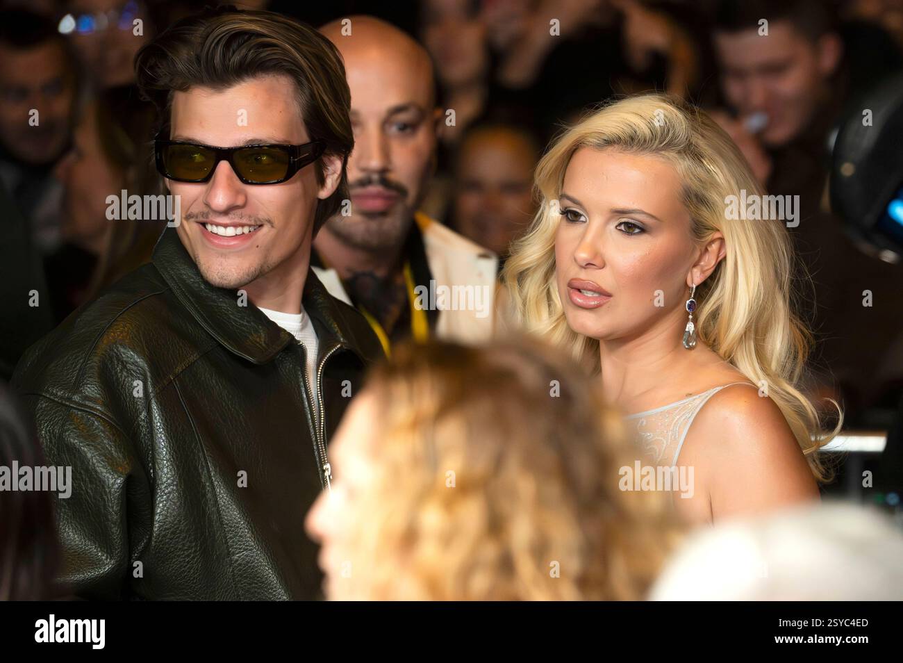 Jake Bongiovi mir Ehefrau Millie Bobby Brown bei der Premiere des ...