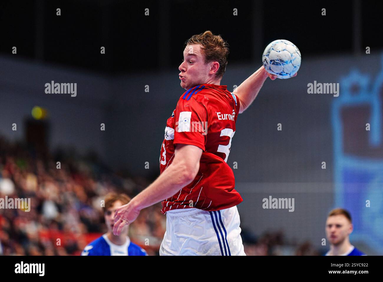Hamburg, Deutschland. 27th Feb, 2025. Wurf/Tor Moritz Sauter (Handball ...