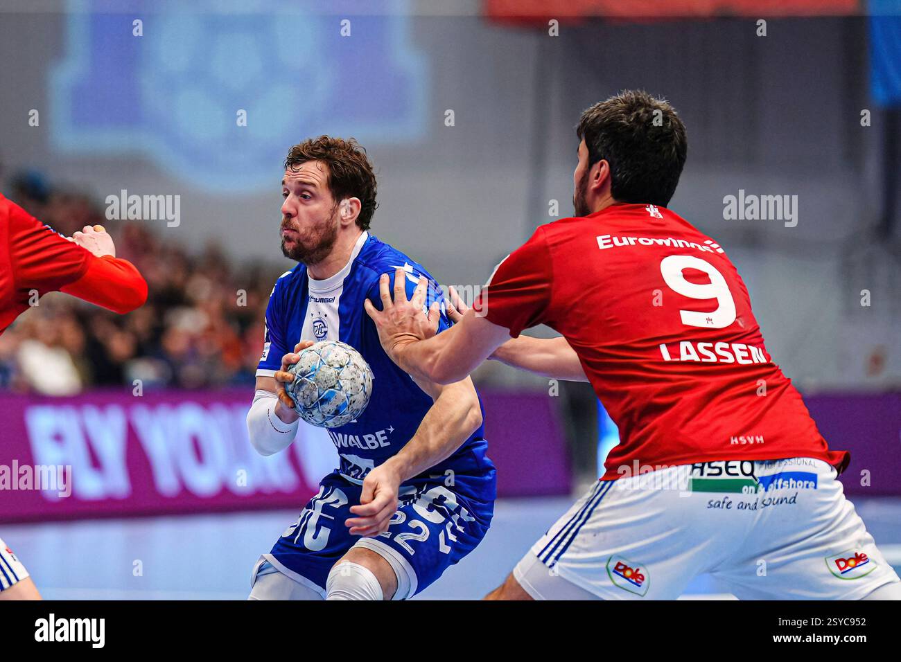 Kentin Mahe (VfL Gummersbach, #22), Jacob Lassen (Handball Sport Verein ...
