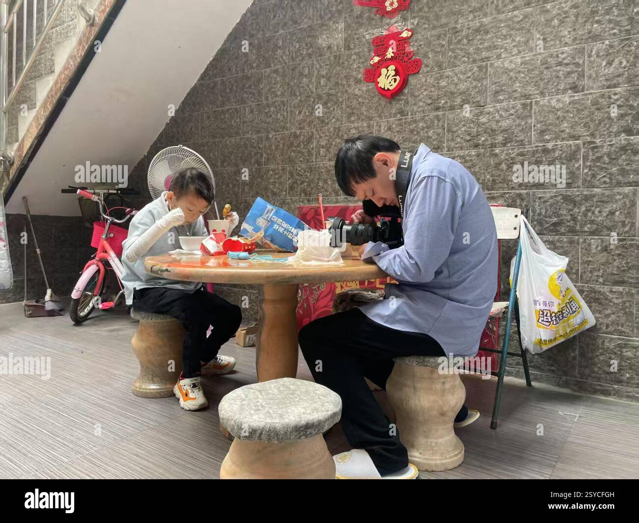 (250228) -- BEIJING, Feb. 28, 2025 (Xinhua) -- Wang Zichao (R) shoots a ...