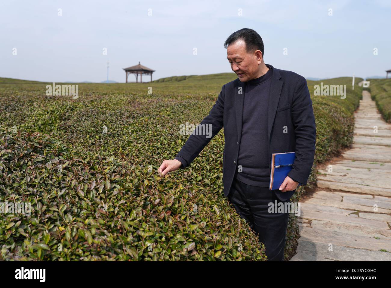 (250228) -- HANGZHOU, Feb. 28, 2025 (Xinhua) -- Lin Guorong checks the ...