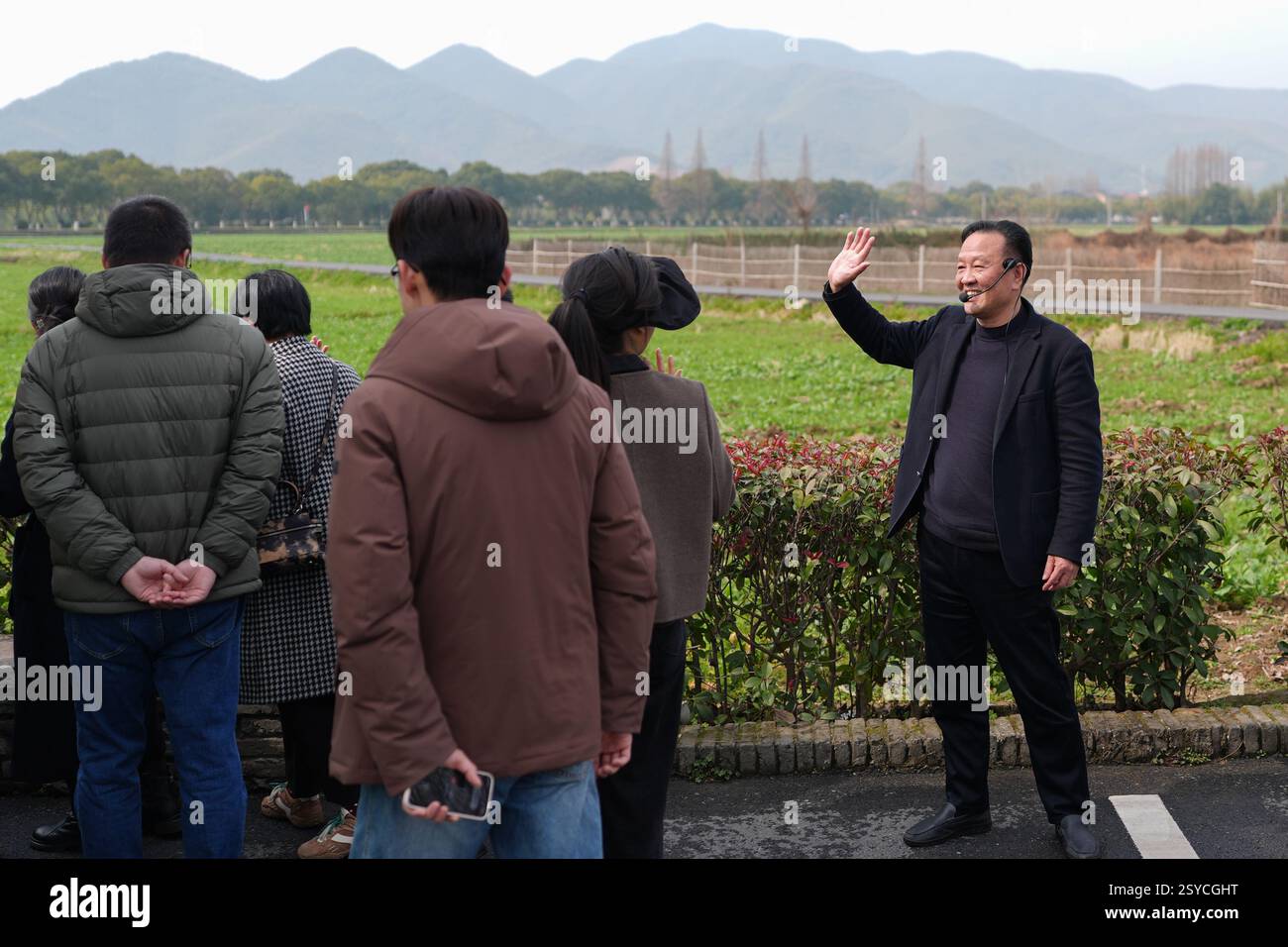(250228) -- HANGZHOU, Feb. 28, 2025 (Xinhua) -- Lin Guorong bids ...