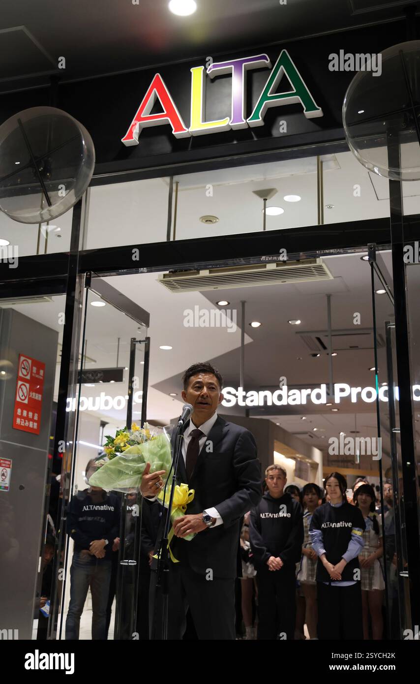 Photo shows the closing Shinjuku Alta commercial facility and its ...