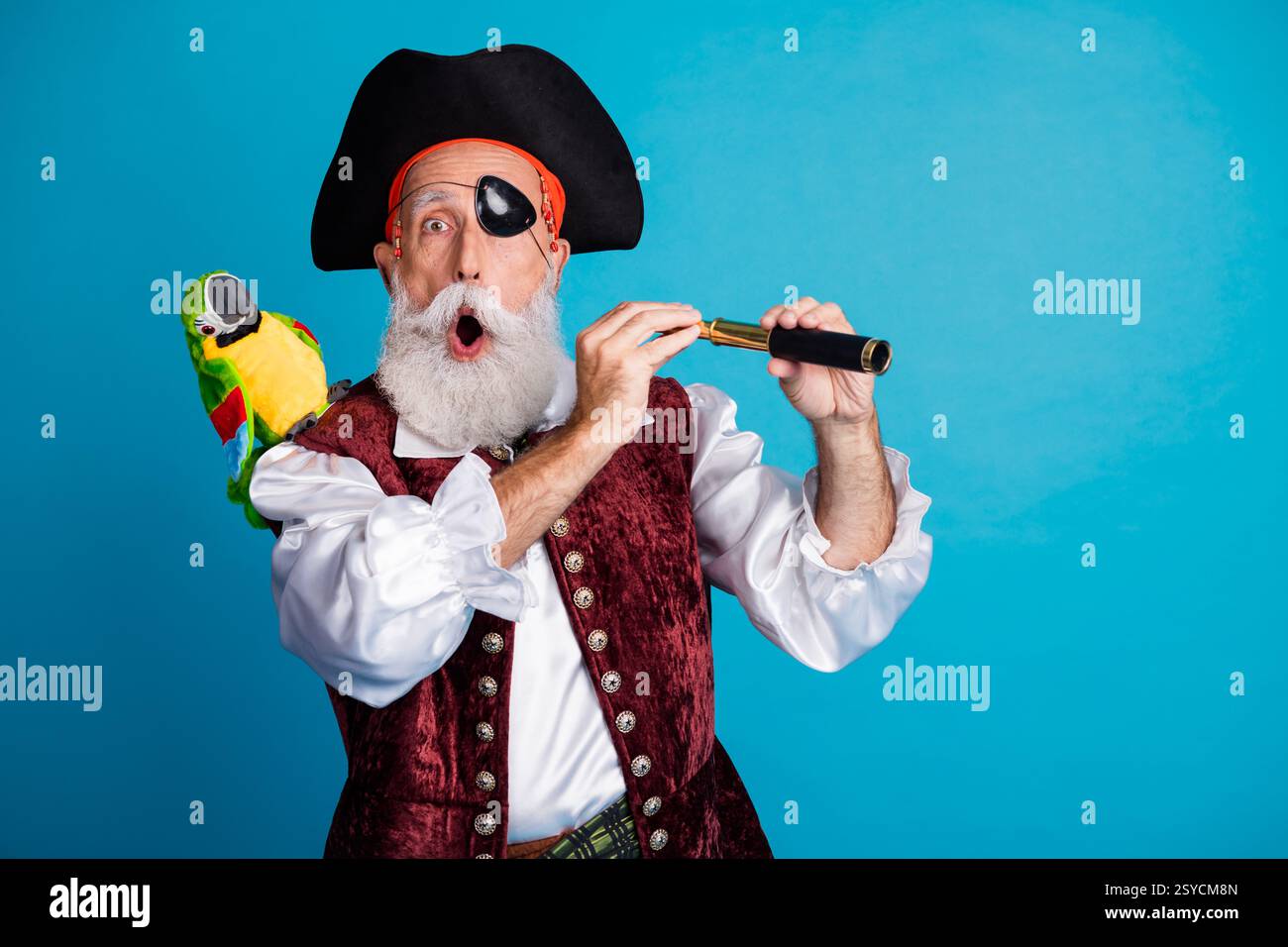 Photo portrait of old funny pirate male amazed binoculars tube dressed ...