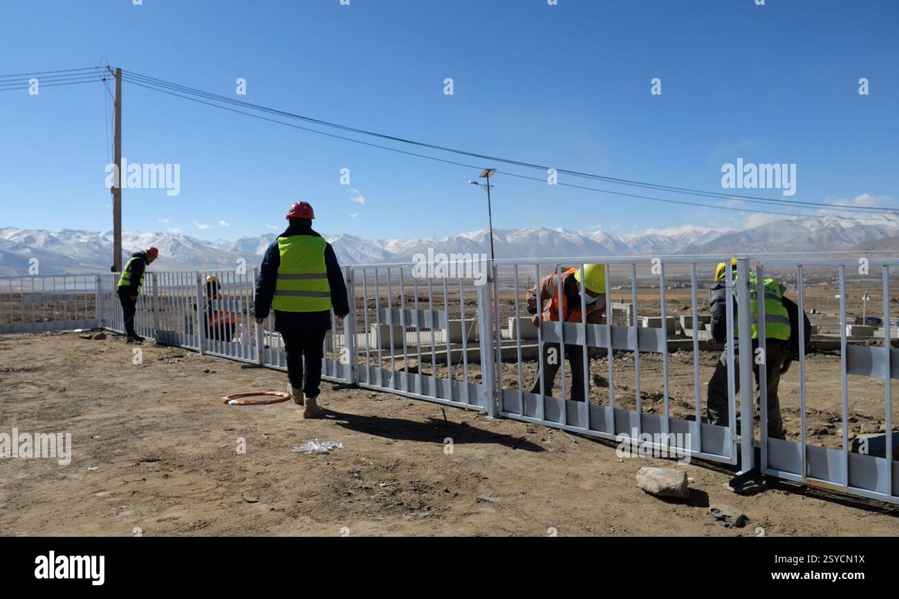 (250228) -- LHASA, Feb. 28, 2025 (Xinhua) -- Staff members work at a ...