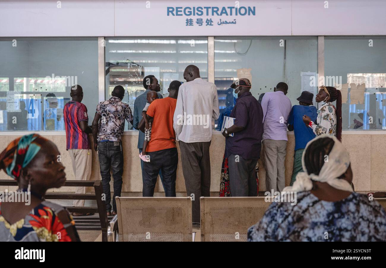 (250228) -- JUBA, Feb. 28, 2025 (Xinhua) -- Patients register at the ...