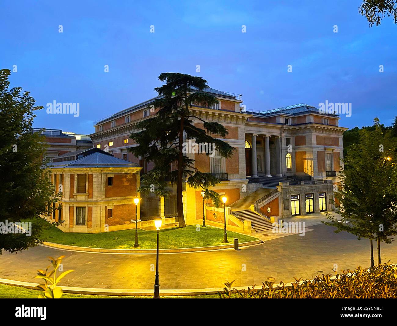 Outside el prado museum hi-res stock photography and images - Alamy