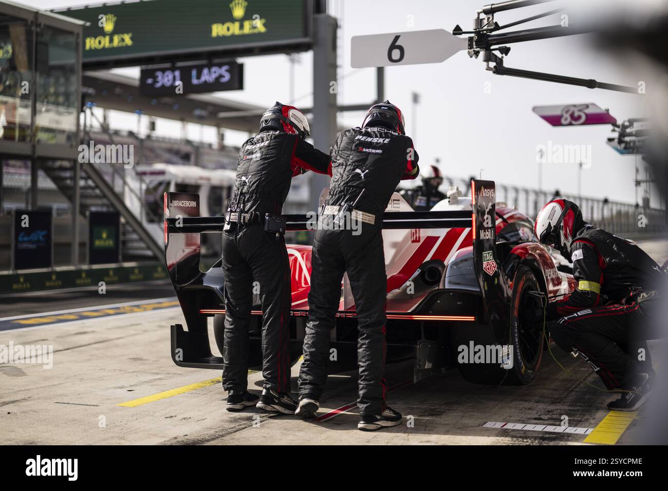 06 ESTRE Kevin (fra), CAMPBELL Matt (aus), VANTHOOR Laurens (bel), Porsche Penske Motorsport ...