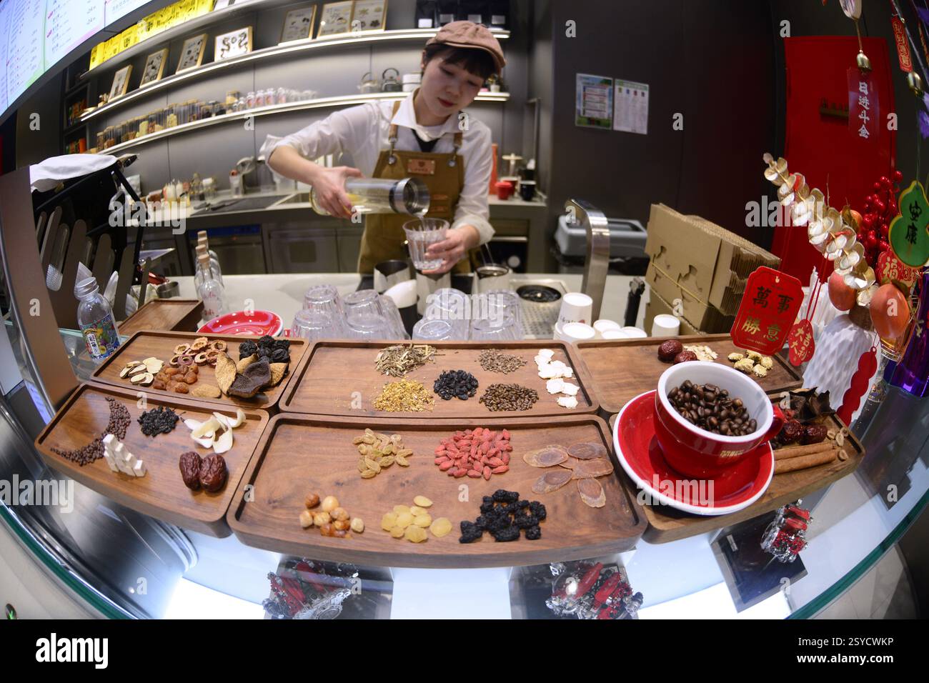 (250228) -- BEIJING, Feb. 28, 2025 (Xinhua) -- A staff member makes ...