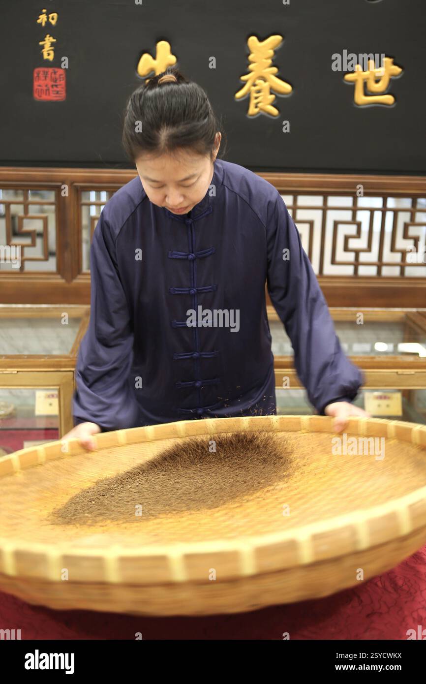 (250228) -- BEIJING, Feb. 28, 2025 (Xinhua) -- Pharmacist Li Ning shows ...