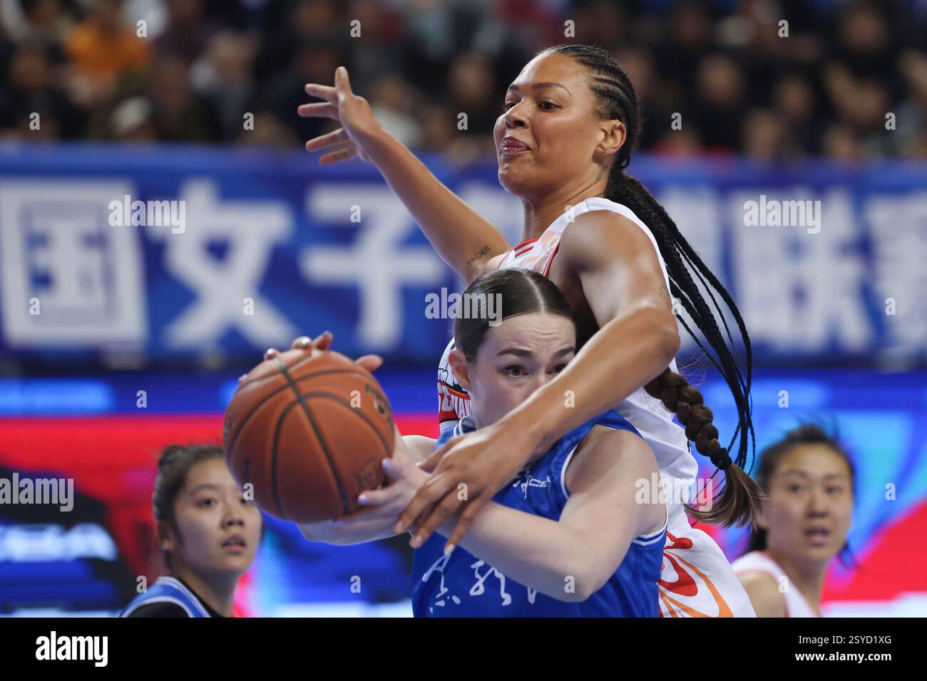 (250228) -- DAQING, Feb. 28, 2025 (Xinhua) -- Elizabeth Cambage (up) of ...