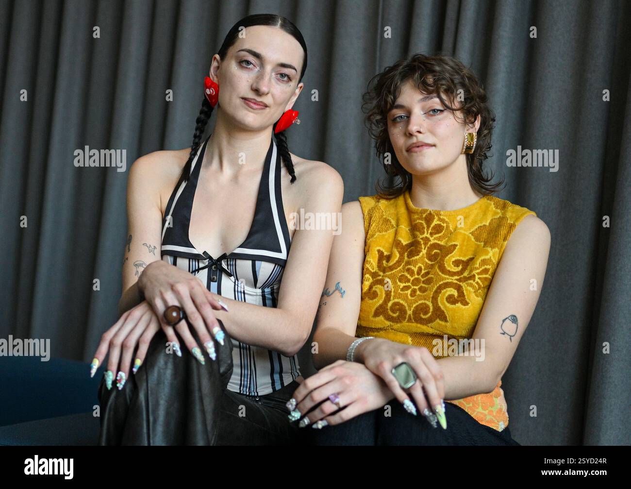 PRODUCTION - 27 February 2025, Berlin: The singers Nina Kummer (l) and ...