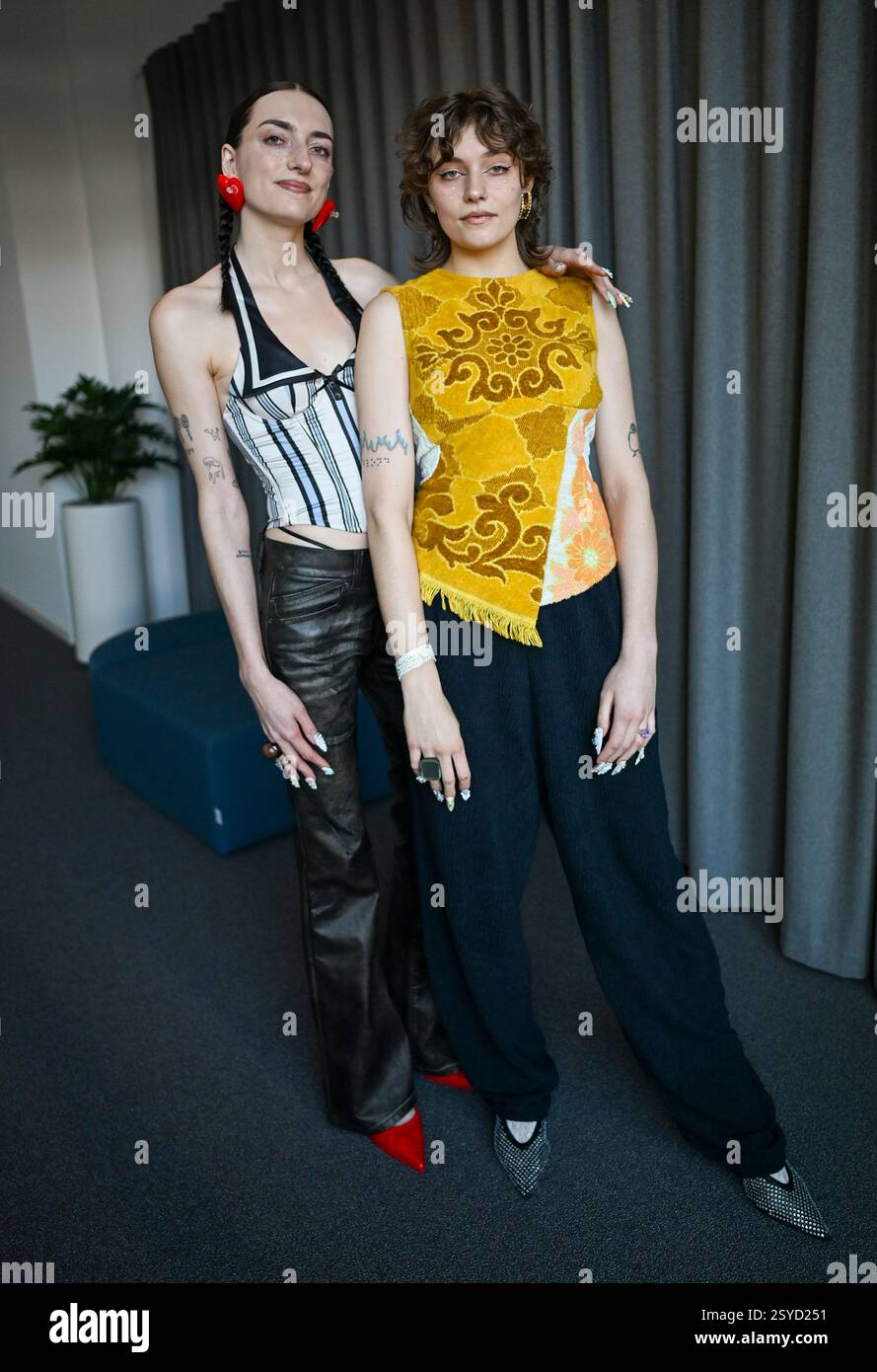 Berlin, Germany. 27th Feb, 2025. The singers Nina Kummer (l) and Lotta ...