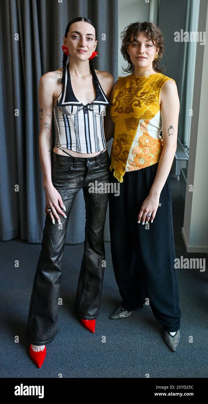 Berlin, Germany. 27th Feb, 2025. Singers Nina Kummer (l) and Lotta ...