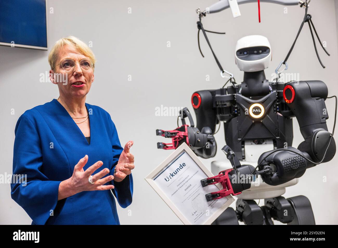Tanja Bruehl Brühl, Präsidentin der TU Darmstadt, mit Humanoid-Roboter TALOS mit dem Spitznamen ...
