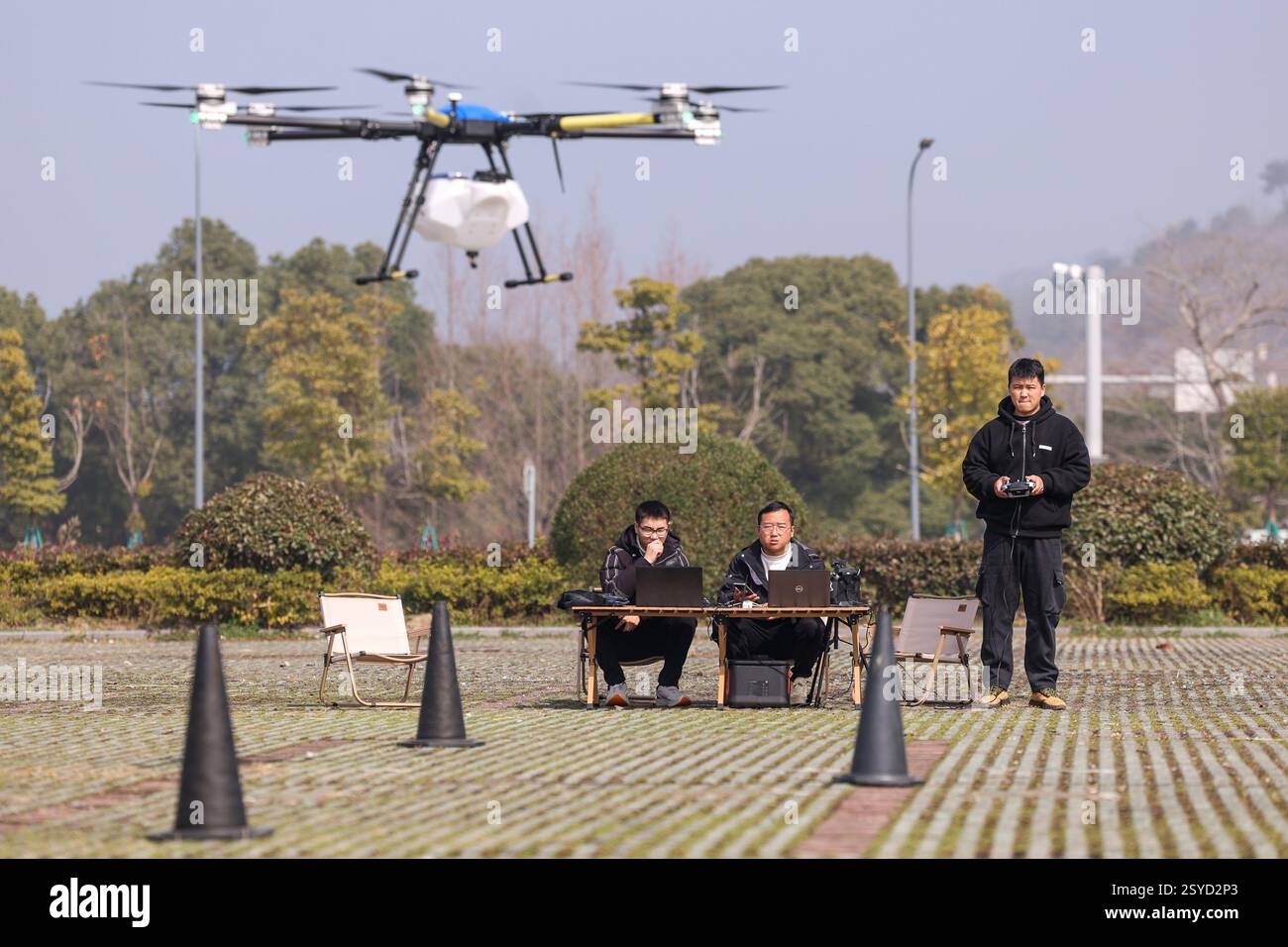 (250228) -- NINGBO, Feb. 28, 2025 (Xinhua) -- A trainee (R) takes a ...
