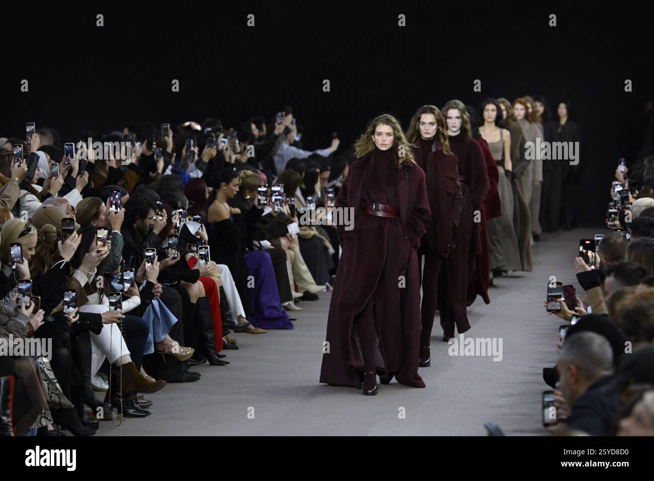 Models walks on the runway during the Max Mara Ready to Wear Fashion ...