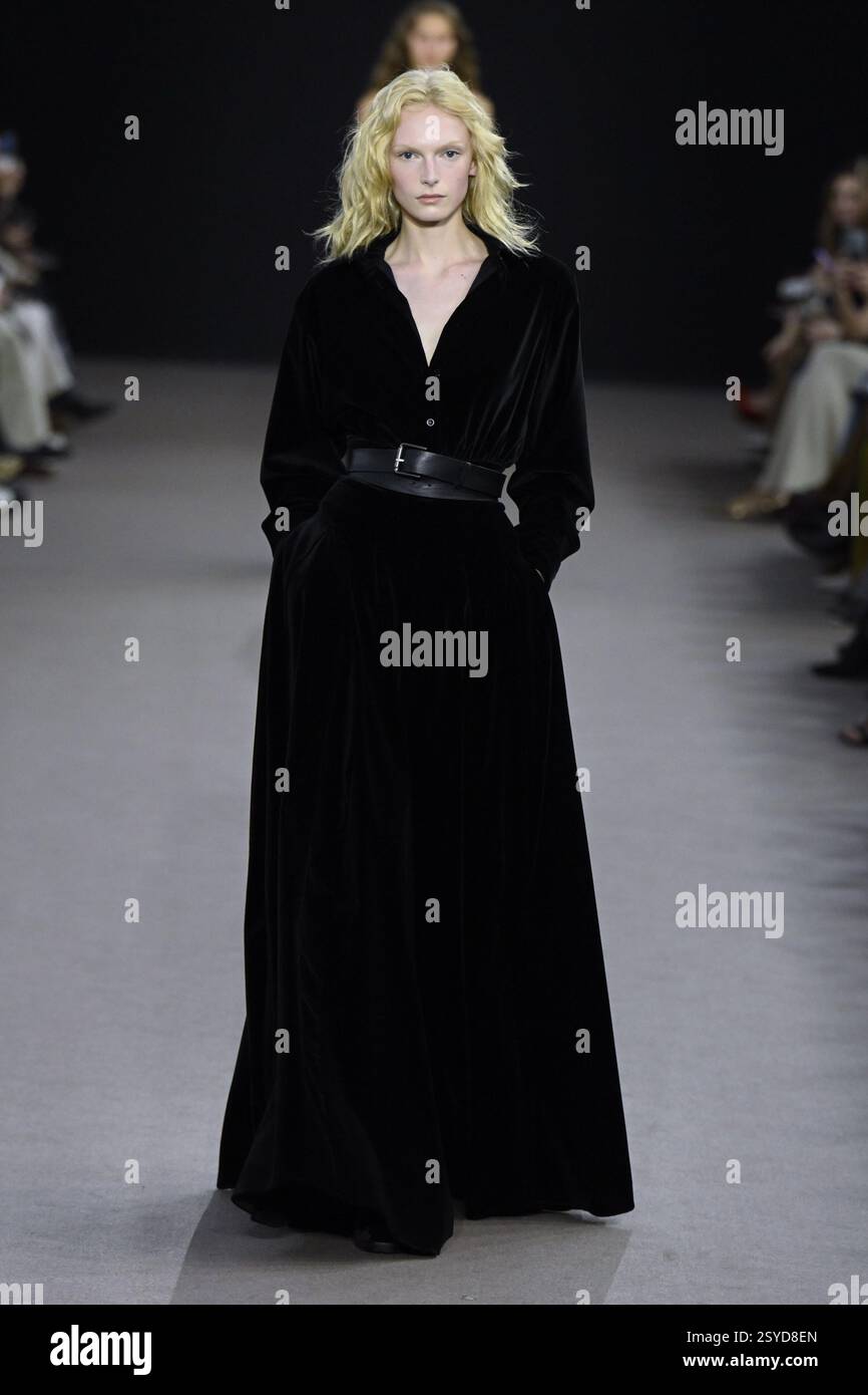 Milan, Italy. 27th Feb, 2025. Model Alex Consani walks on the runway ...