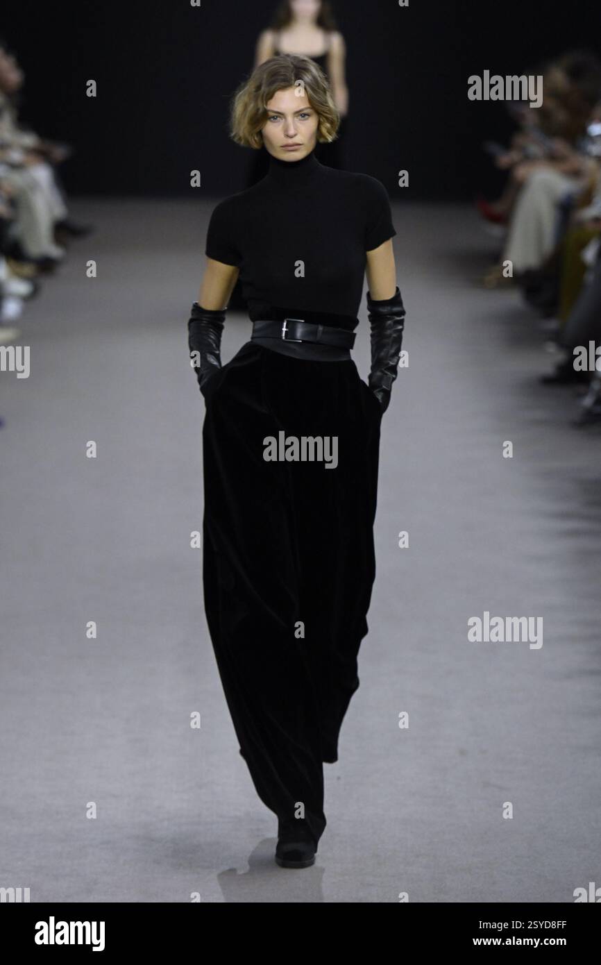 Model Bibi Breslin walks on the runway during the Max Mara Ready to ...