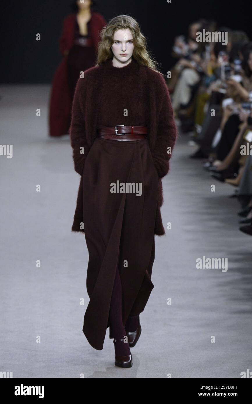 Model Vanessa Warg walks on the runway during the Max Mara Ready to ...