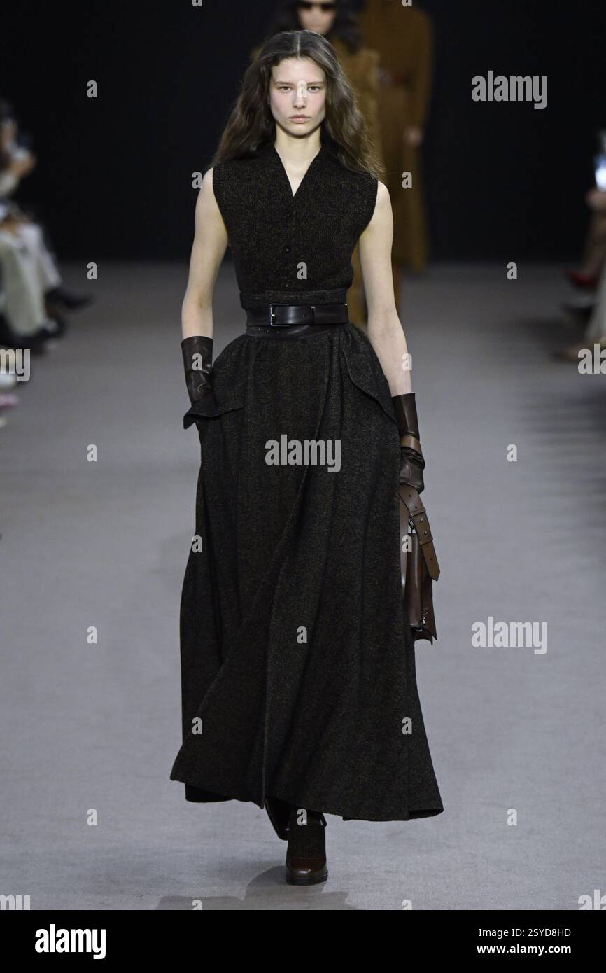 Model Sandra Murray walks on the runway during the Max Mara Ready to ...