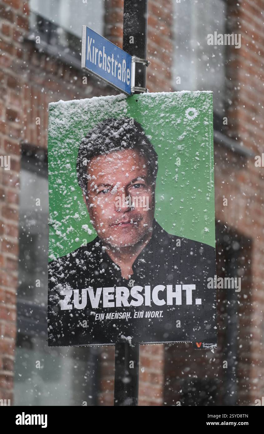 Der Politiker Robert Habeck von den Gruenen auf einem mit Schnee ...