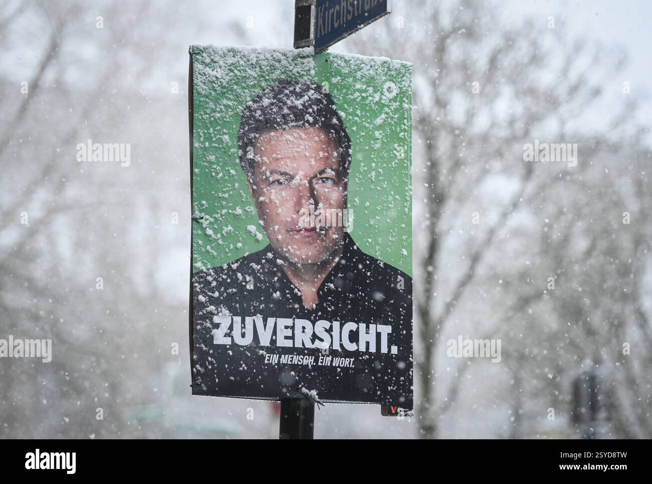 Der Politiker Robert Habeck von den Gruenen auf einem mit Schnee ...