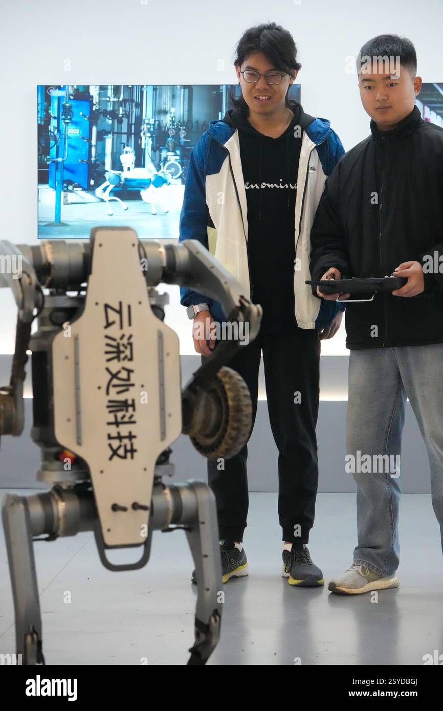 (250228) -- HANGZHOU, Feb. 28, 2025 (Xinhua) -- Yang Jun (L) learns to ...