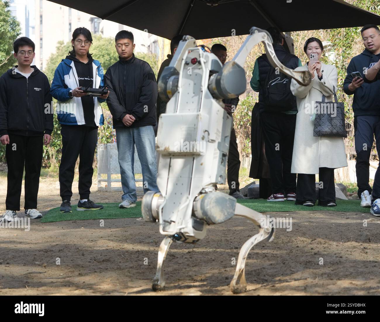 (250228) -- HANGZHOU, Feb. 28, 2025 (Xinhua) -- Yang Jun (2nd L) and ...