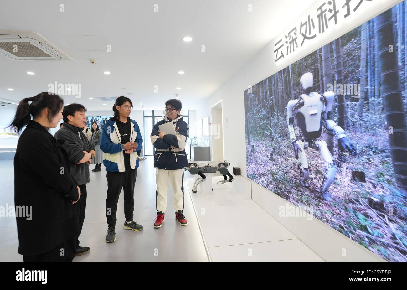 (250228) -- HANGZHOU, Feb. 28, 2025 (Xinhua) -- Yang Jun (2nd R ...