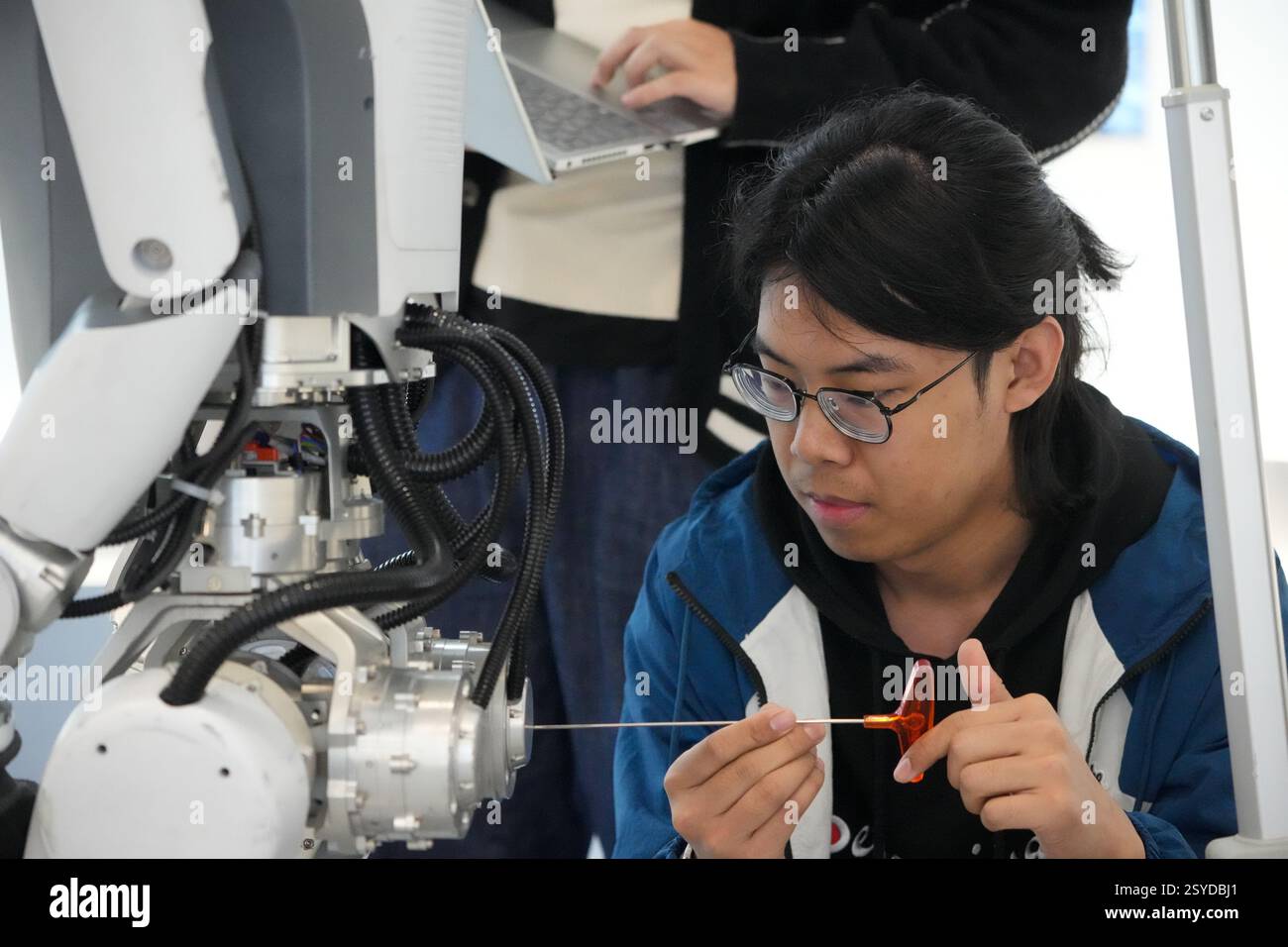 (250228) -- HANGZHOU, Feb. 28, 2025 (Xinhua) -- Yang Jun and his ...
