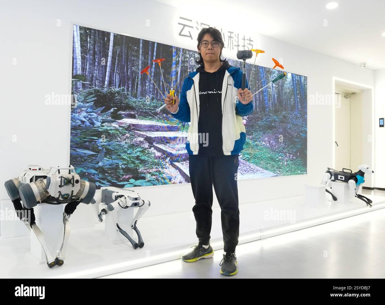 (250228) -- HANGZHOU, Feb. 28, 2025 (Xinhua) -- Yang Jun poses for a ...