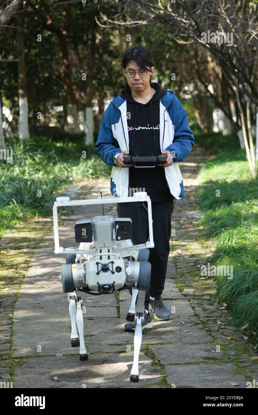 (250228) -- HANGZHOU, Feb. 28, 2025 (Xinhua) -- Yang Jun tests a ...