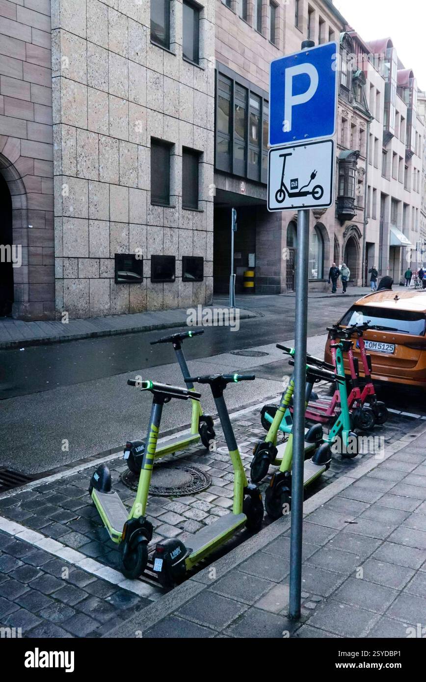 Ein fuer E-Scooter Roller Parkplatz Abstellplatz sichtbar durch ein ...