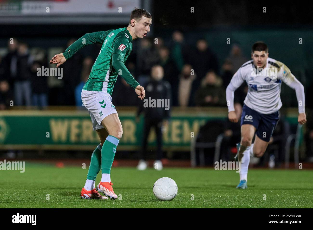 v.li.: Maik Lukowicz (SV Werder Bremen II, 16) am Ball, Einzelbild ...