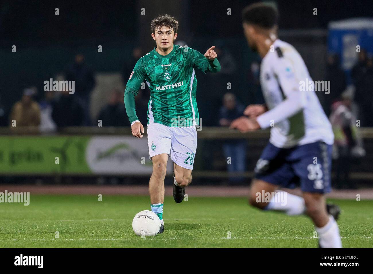 Bremen, Deutschland. 27th Feb, 2025. v.li.: Ethan Kohler (SV Werder ...