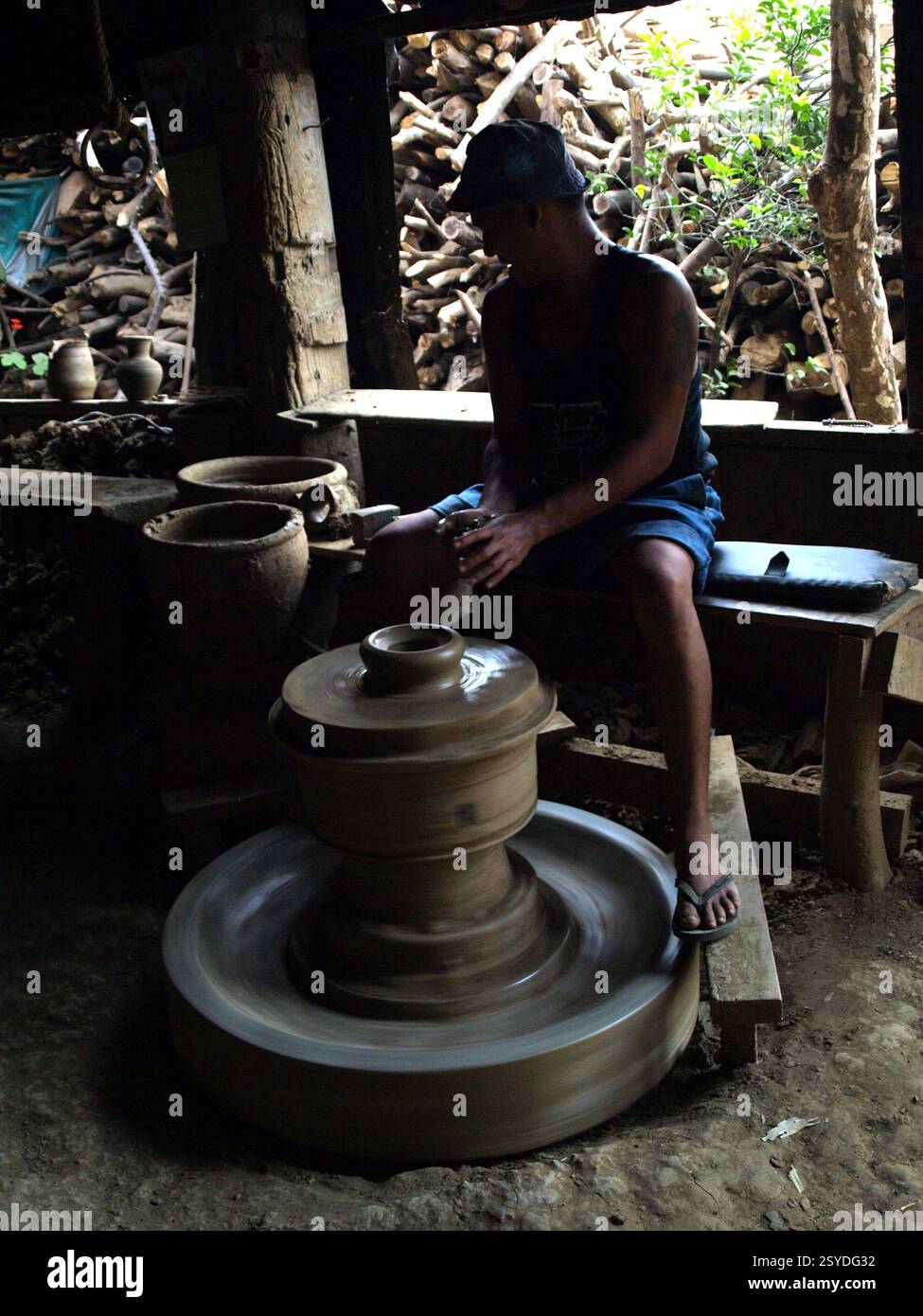 The pottery maker. The old industry and tradition of Ilocos Norte which ...