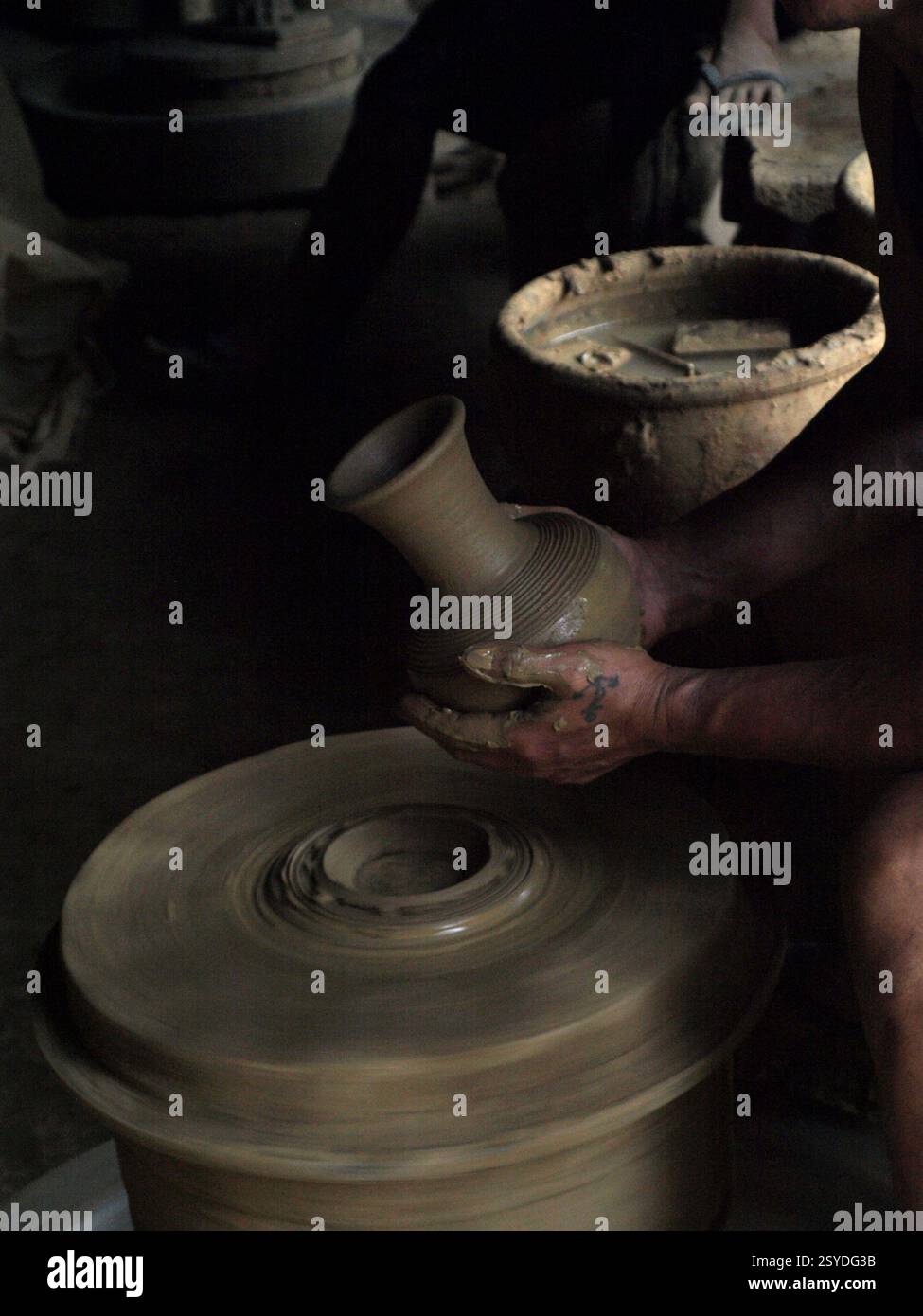 The pottery maker. The old industry and tradition of Ilocos Norte which ...