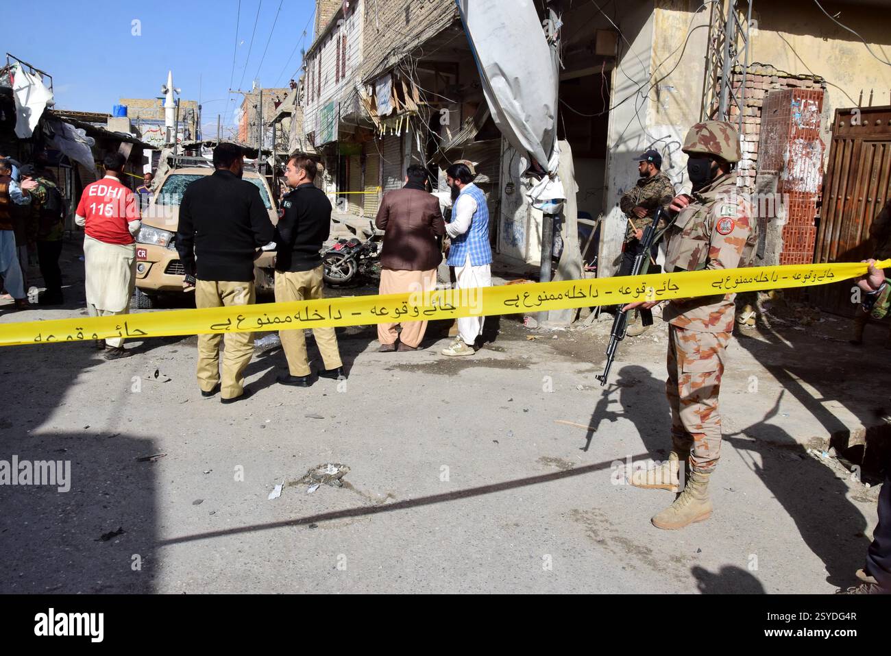 (250228) -- QUETTA, Feb. 28, 2025 (Xinhua) -- Security personnel cordon ...